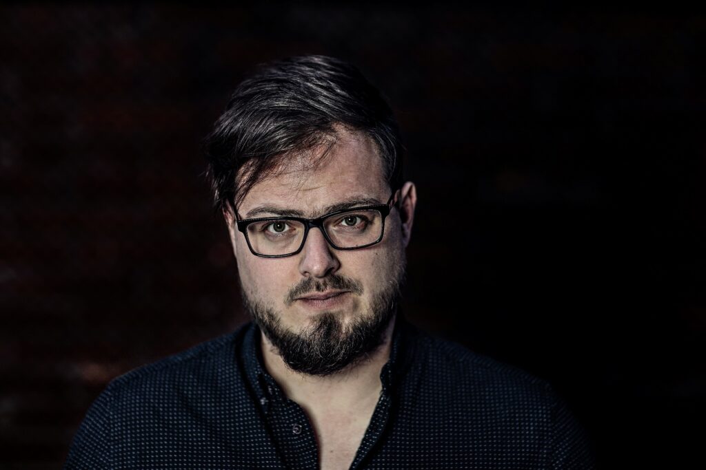 David Stypka je opět v čele hitparády, novinky hlásí Dorota Barová a ...